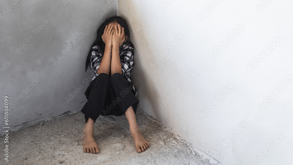 Fotka „Sad despair young child girl sitting alone on floor concrete ...