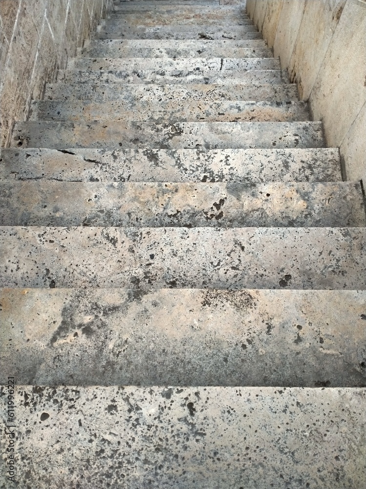 Visión frontal de escalera antigua hecha en mármol y piedra con pared ...