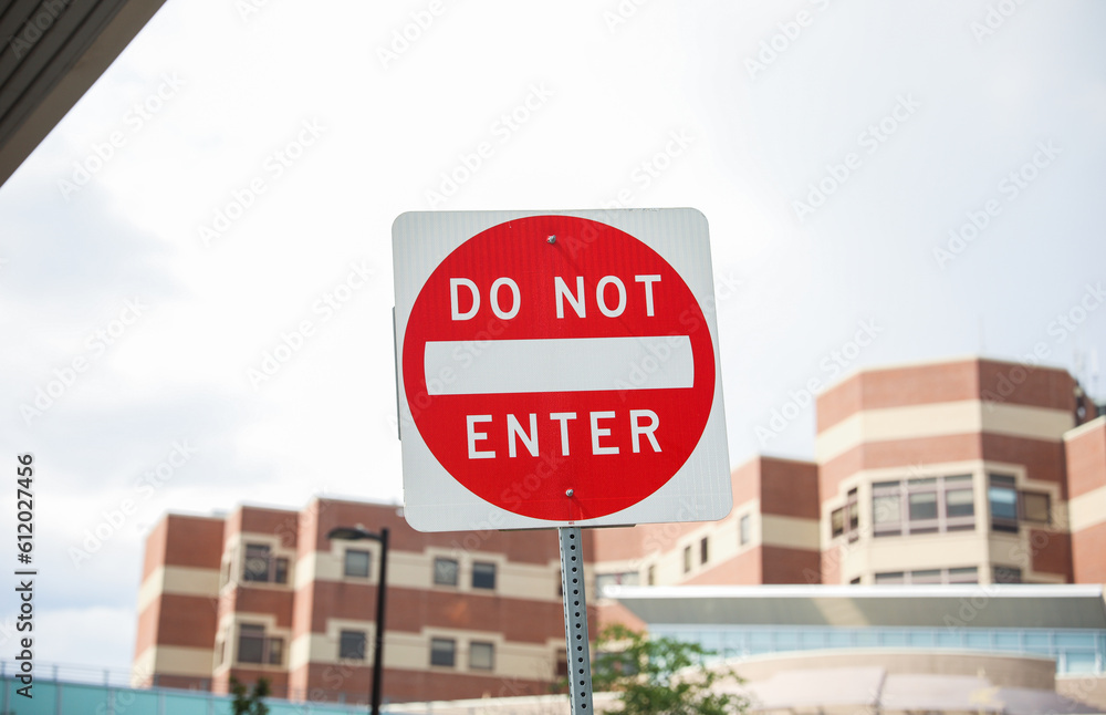 Foto de An imposing red 'Do Not Enter' sign stands tall, conveying a ...
