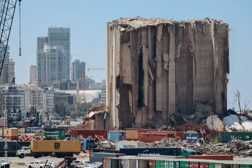 Foto de Beirut, Lebanon — 24.04.2023: Area of the massive explosion in ...