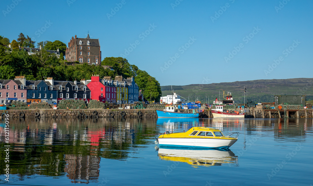 Foto de The famous town of Tobermory, Isle of Mull, where the children's programme Balamory was ...