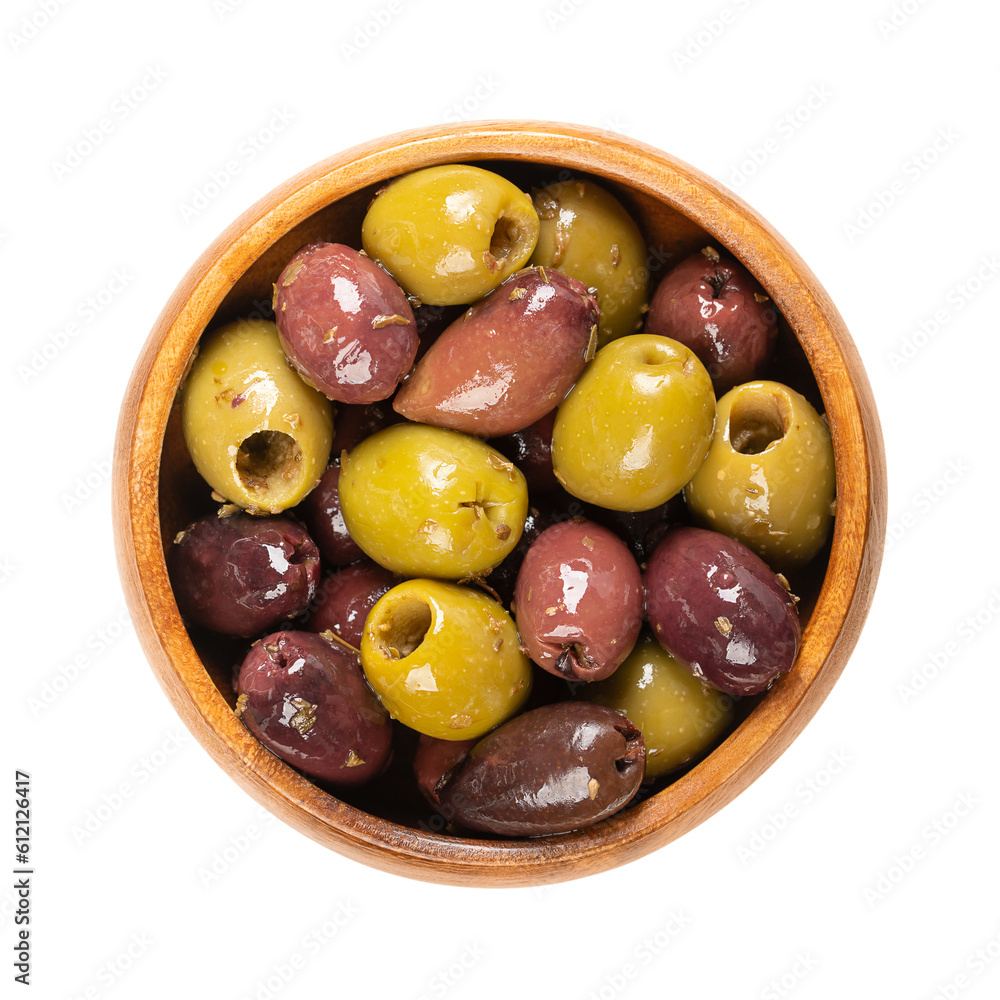 Foto de Pitted Kalamata and green olives, in a wooden bowl. Mix of ...