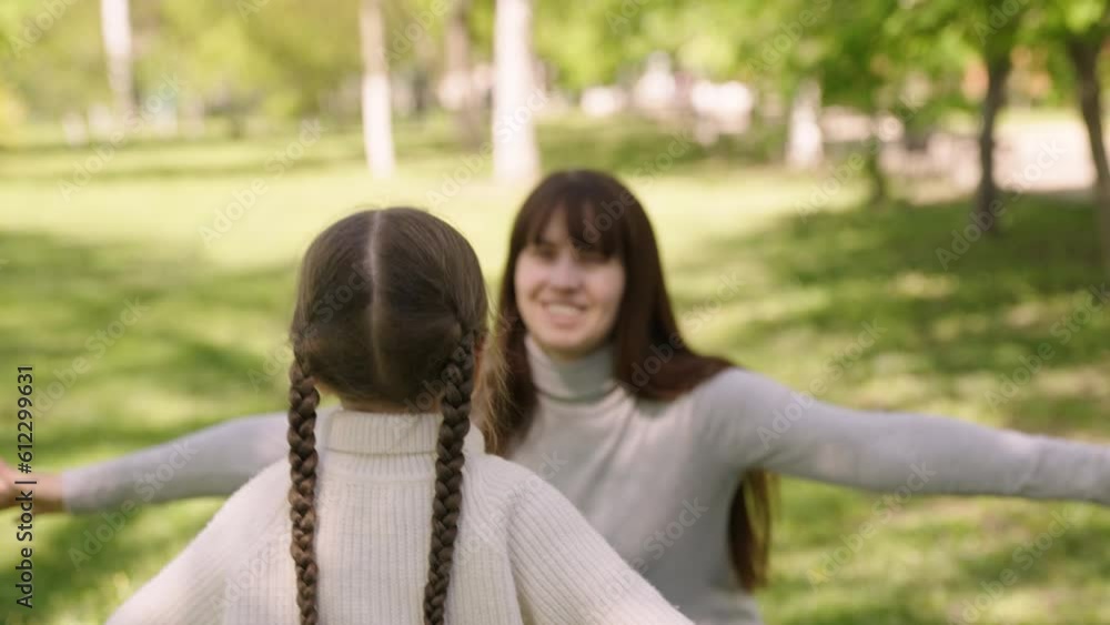 Vidéo Stock happy family park. mother hugs running cheerful child ...