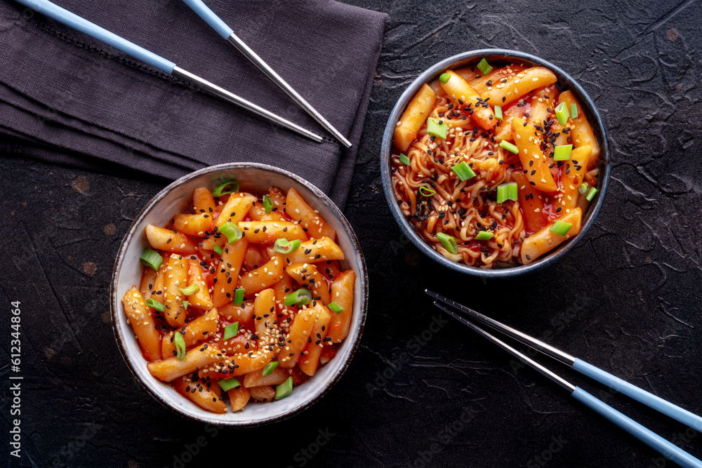 Foto de Tteokbokki or topokki and rabokki, Korean street food, spicy ...