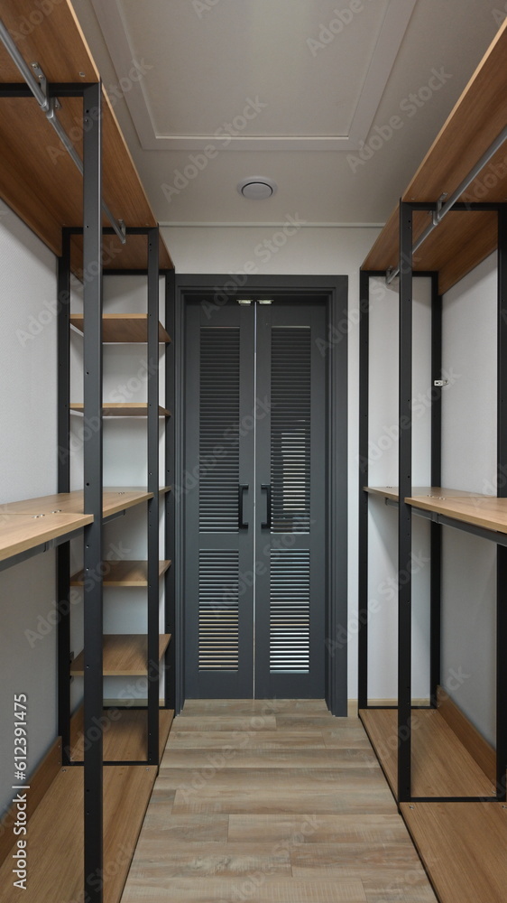 It is better to install the door of the dressing room with a door that ...