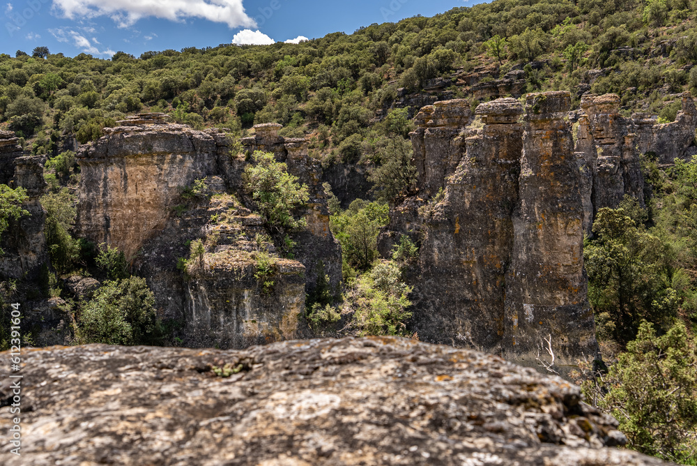 Esbelta formación geológica de Los Frailes de Reato junto al cauce seco ...