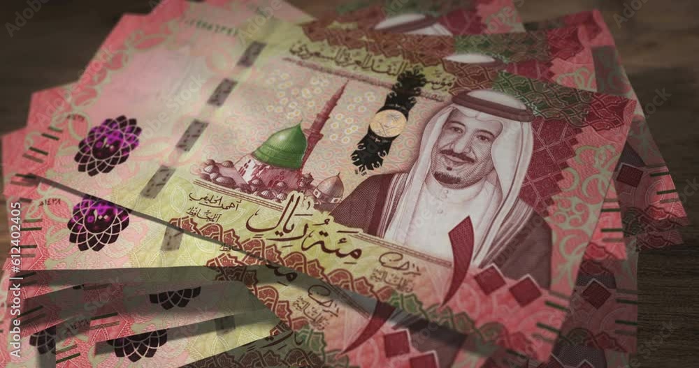 Vidéo Stock Saudi Arabia Rial 100 SAR banknotes falling on the table ...