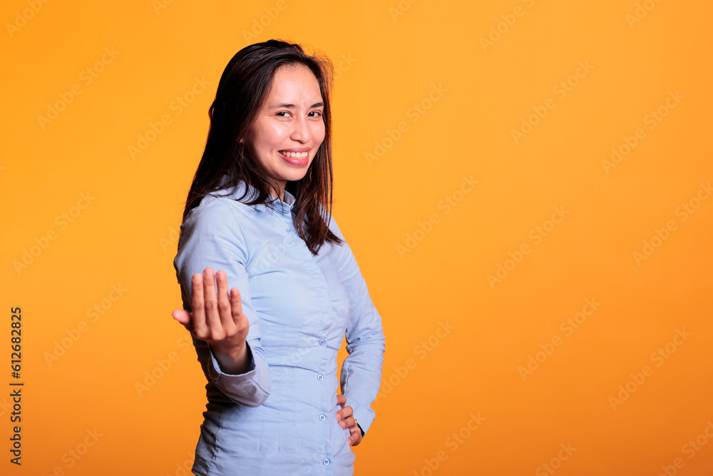 Positive cheerful filipino woman doing come to me gesture, beckoning ...