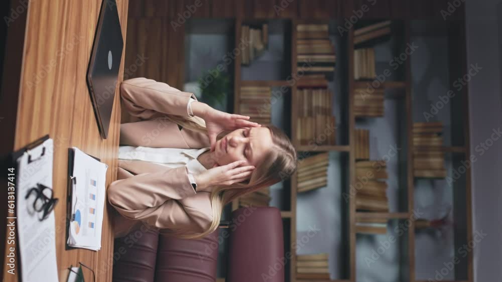 Vidéo Stock Vertical video of female employee finishing intense working ...