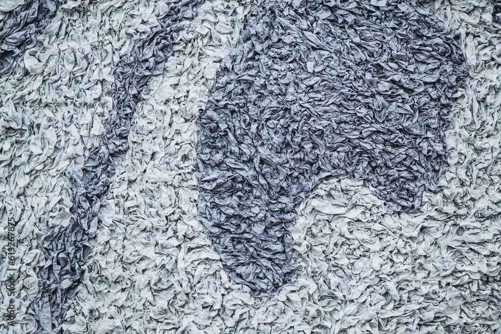 Fleurs en papier crépon gris fait main pour décorer un char dans une ...