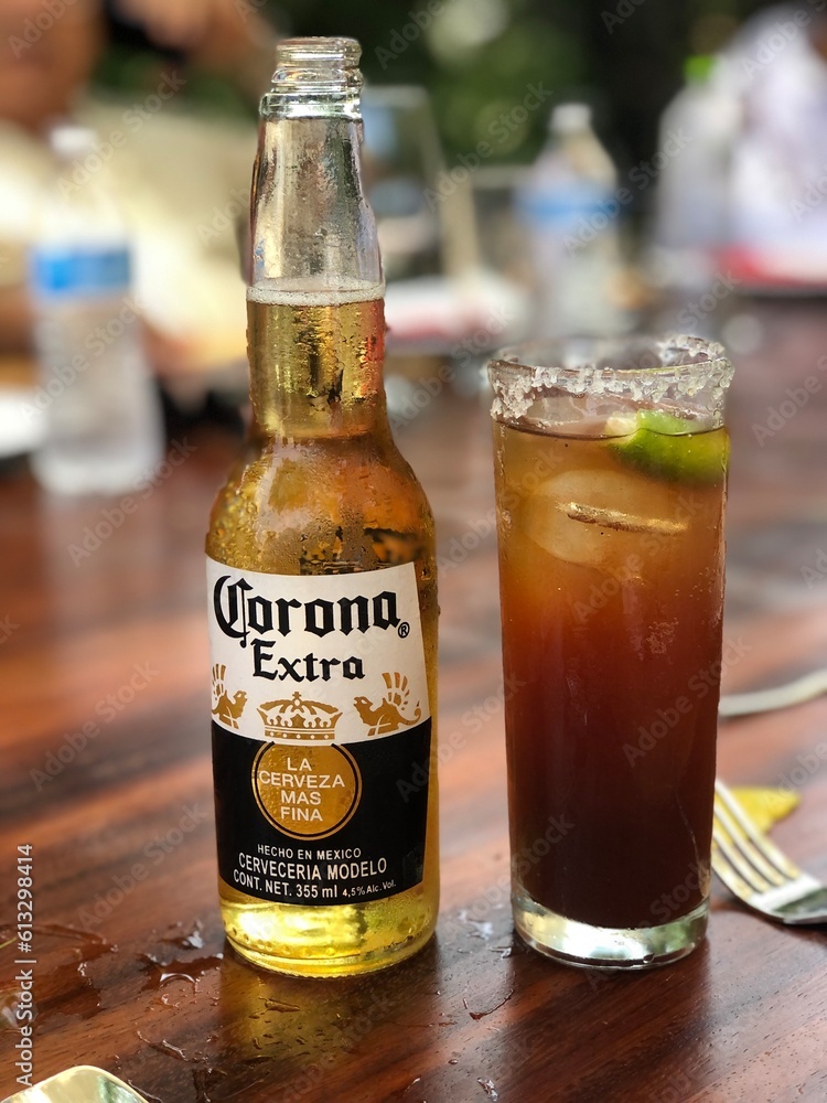 Cerveza corona con vaso de Clamato foto de Stock | Adobe Stock