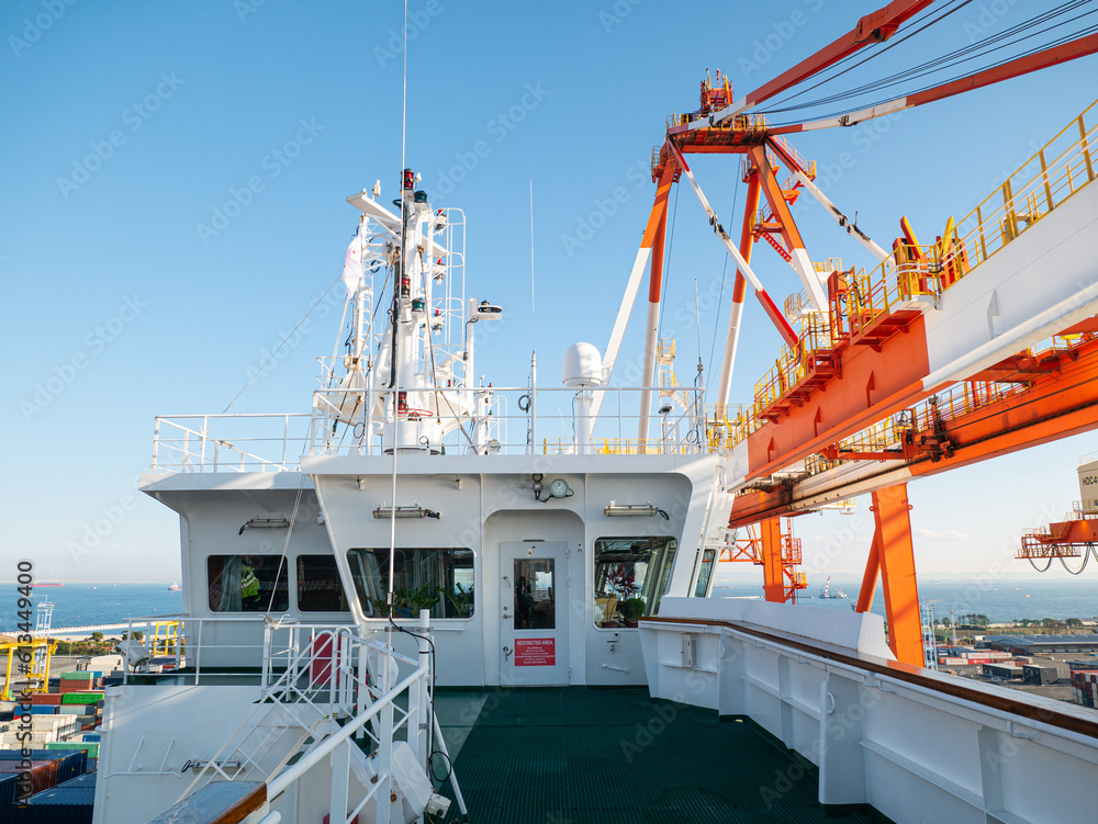 Foto de Navigational bridge of ultra large container ship during cargo ...