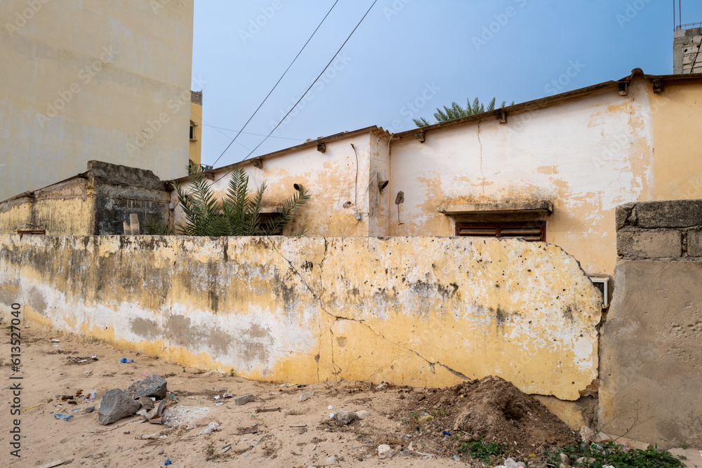 Foto de ancien bâtiment colonial français en ruine dans un quartier ...