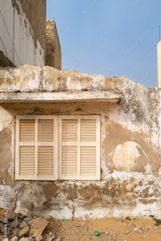 ancien bâtiment colonial français en ruine dans un quartier populaire ...
