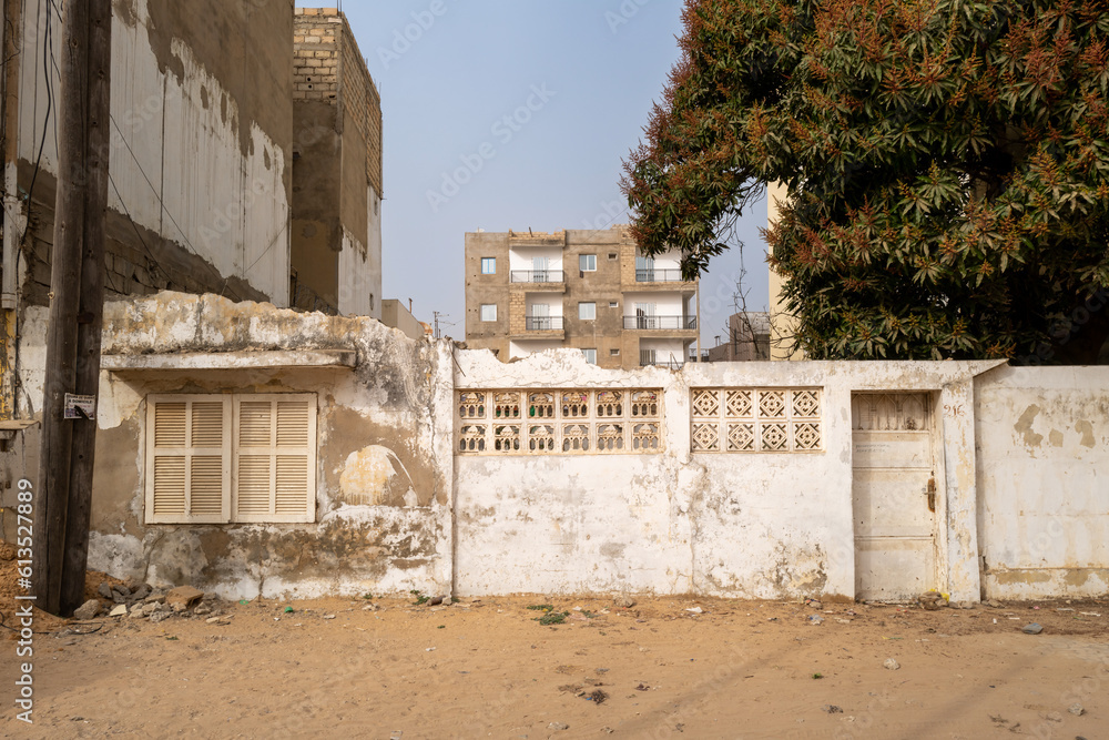 ancien bâtiment colonial français en ruine dans un quartier populaire ...