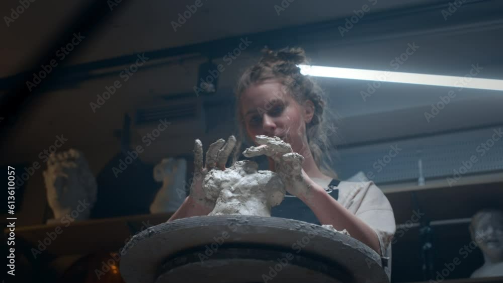 Vidéo Stock A talented sculptor girl creates a sculpture of a fat woman ...
