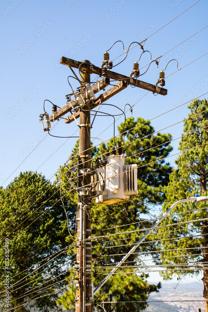 Poste de luz com transformador e muitos fios com dijuntores Stock-Foto ...