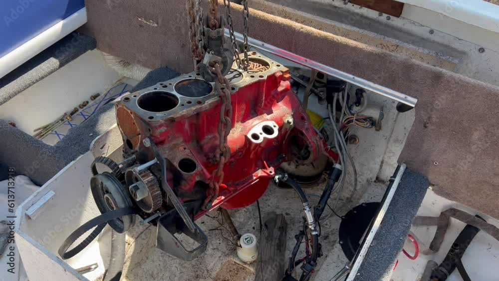 Vidéo Stock An onboard 4 cylinder engine block is slowly lifted from a ...