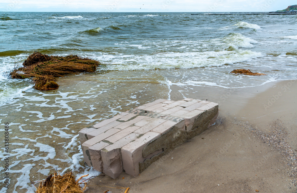 The explosion of the dam of the Kakhovka power plant, tons of floating ...