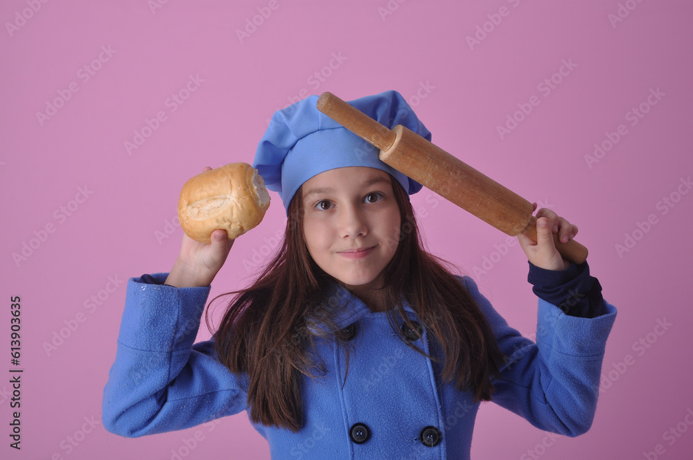 criança menina sorridente com pão e roupa de padeiro Stock Photo ...