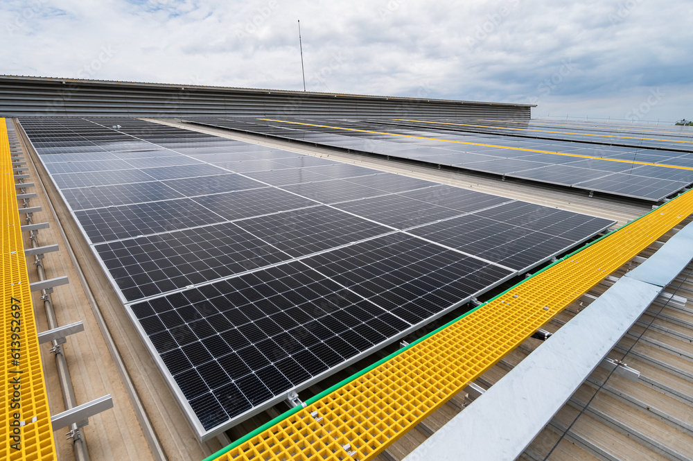 Foto de Solar panels installed on the factory roof, using solar energy ...