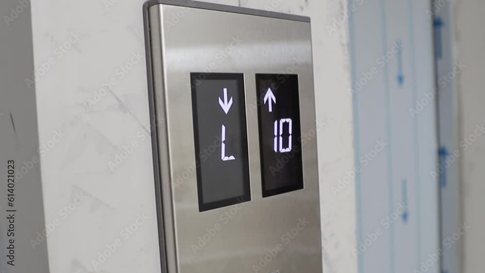 Pantalla digital de ascensor que muestra el número de planta - ascensor que sube y baja en el ...