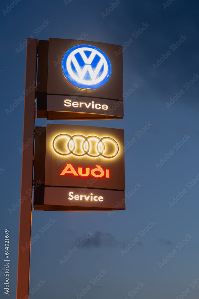 Beleuchtetes Werkstattschild mit Logos von VW und Audi Photos | Adobe Stock