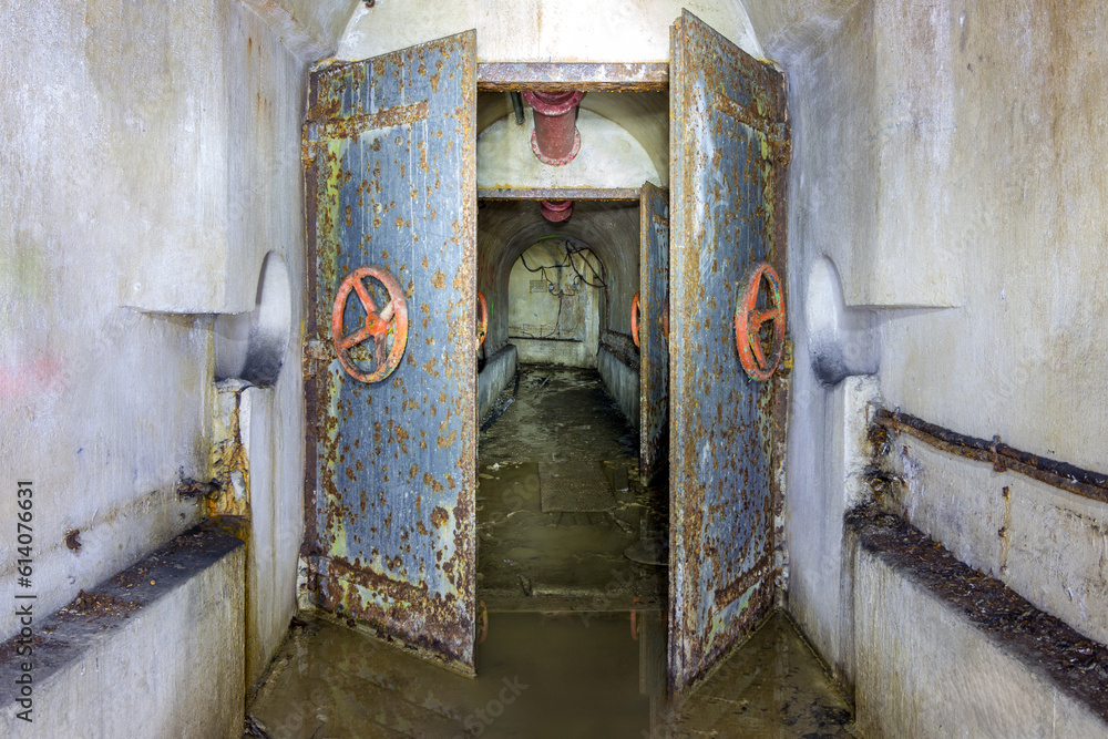 Zugang zu einem alten Bunker aus dem zweiten Weltkrieg Stock Photo ...
