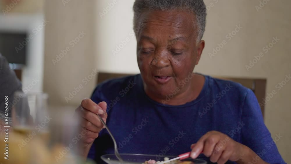 An elderly black woman eating food, candid senior person eats lunch. Old age retirement 素材庫影片 ...
