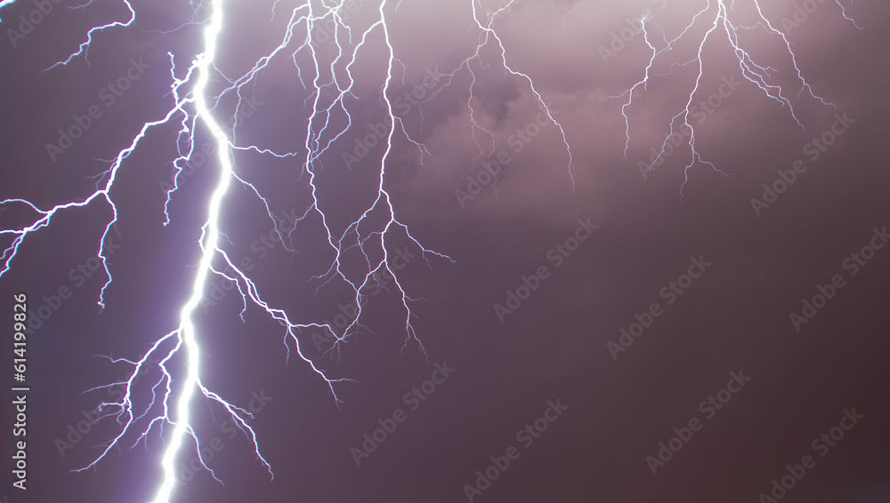 Rayo iluminando el cielo encapotado. Un potente rayo en el cielo ...