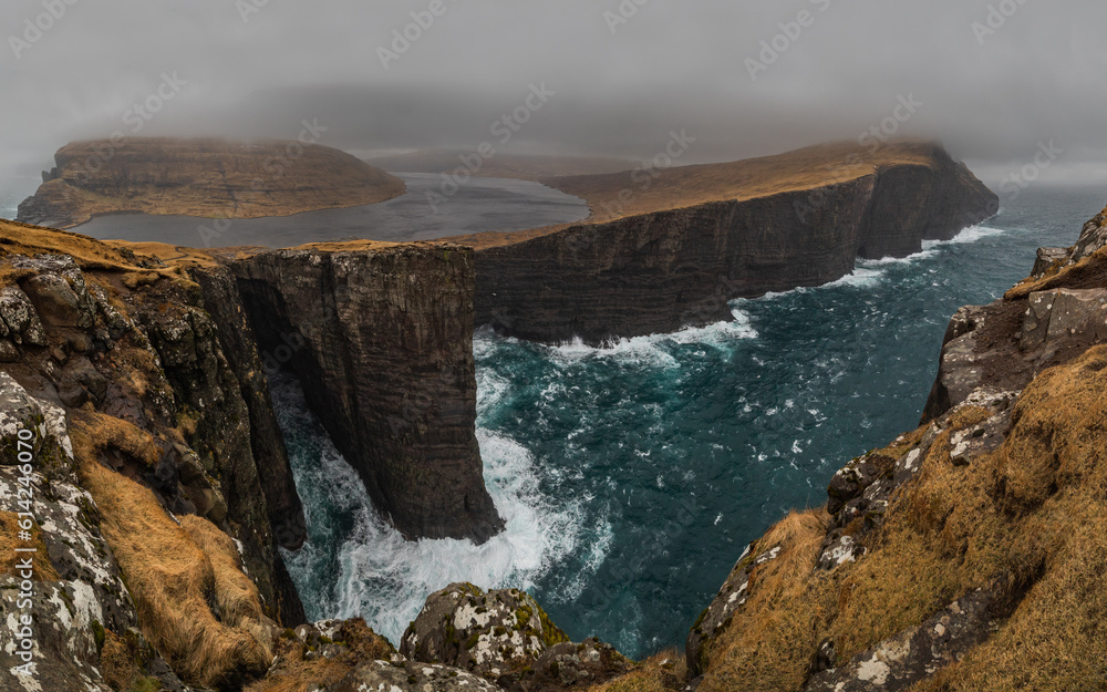 Foto de Lake above the sea and high cliffs - Sørvágsvatn lake and ...