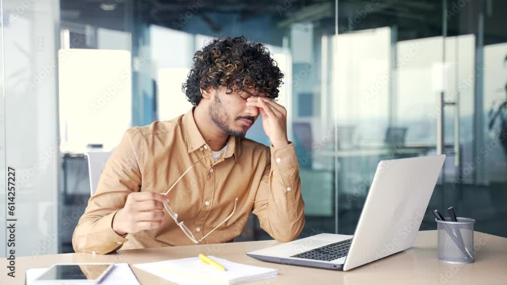 Vidéo Stock Overtired employee tired at work using laptop while sitting ...