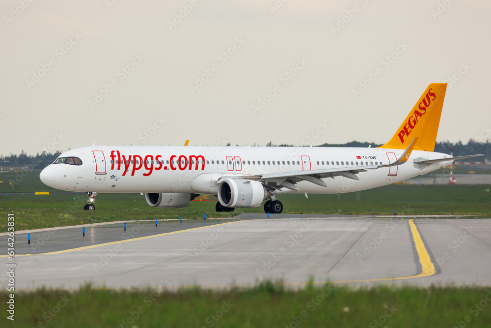 Foto de PRAGUE, Czech republic - May 13, 2023: Pegasus Airlines (Flypgs ...