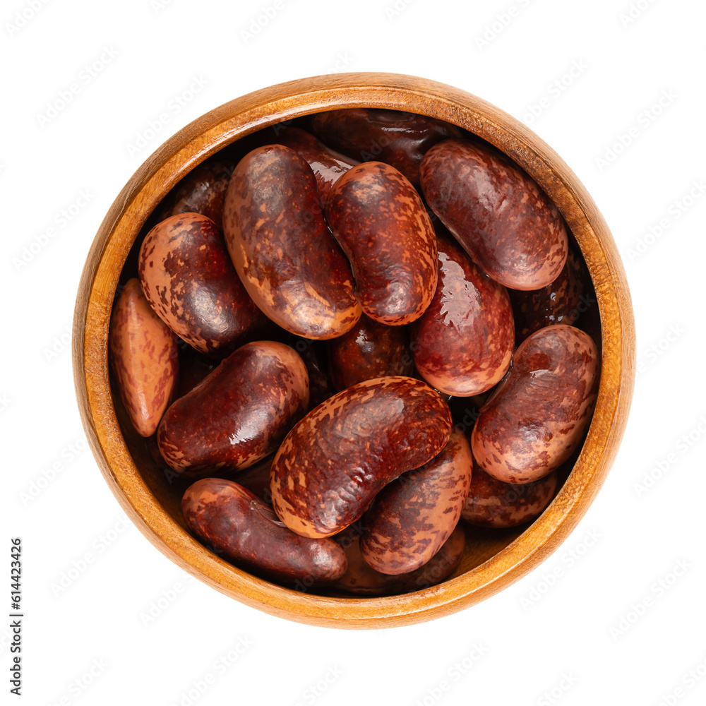 Foto de Scarlet Runner beans in a wooden bowl. Boiled and canned runner ...