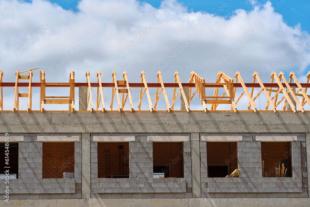 Foto de Construction of wooden frame of roof. Building construction ...