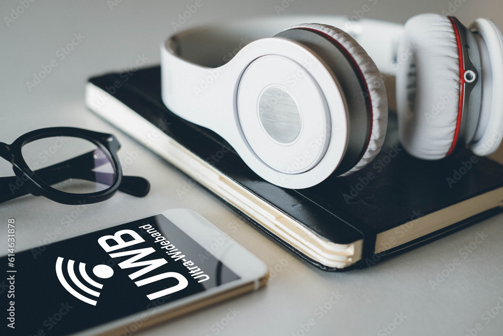 Wireless connection between mobile phone and wireless headphones, UWB ...