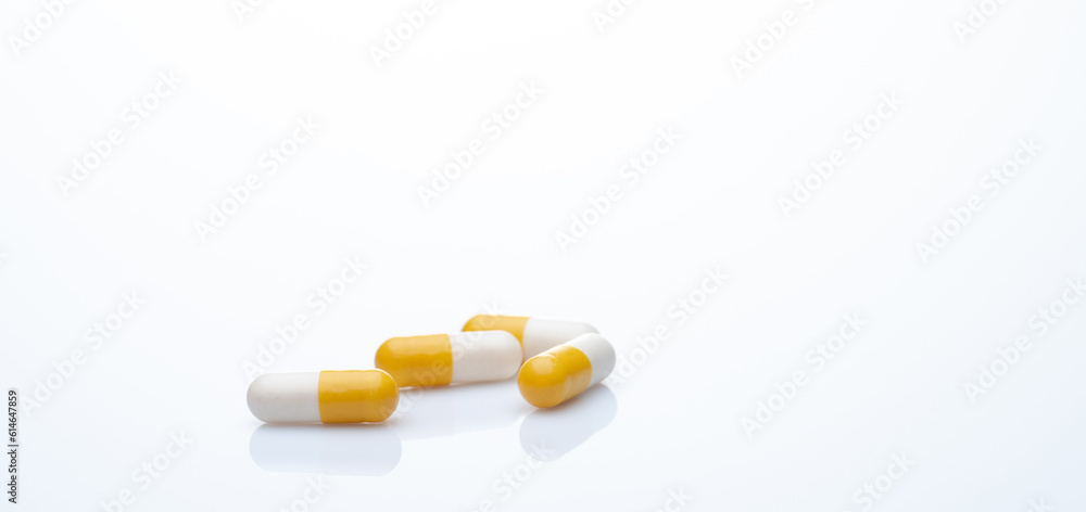 Zdjęcie Stock: Yellow-white probiotic capsule pill on white background ... Zdjęcie Stock: Yellow-white probiotic capsule pill on white background ...