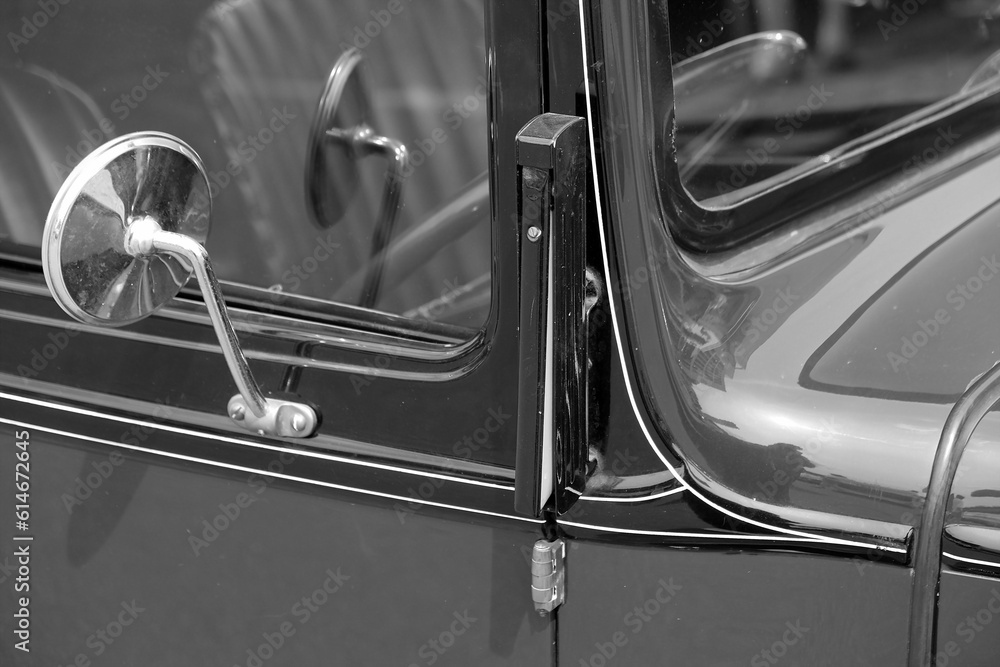 Traditioneller Winker zwischen Frontscheibe und Tür eines Kleinwagen ...