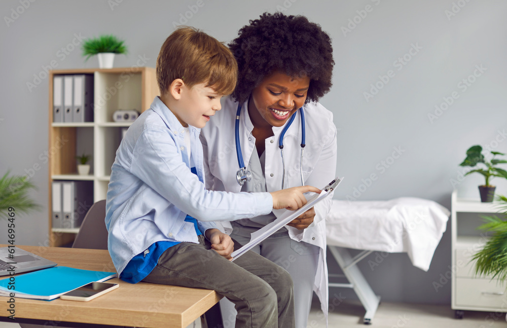 Foto de Seeing a doctor is actually fun. Happy doctor and child patient ...