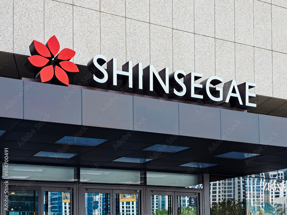 Shinsegae Department Store Famous Shopping mall in South Korea : SEOUL ...