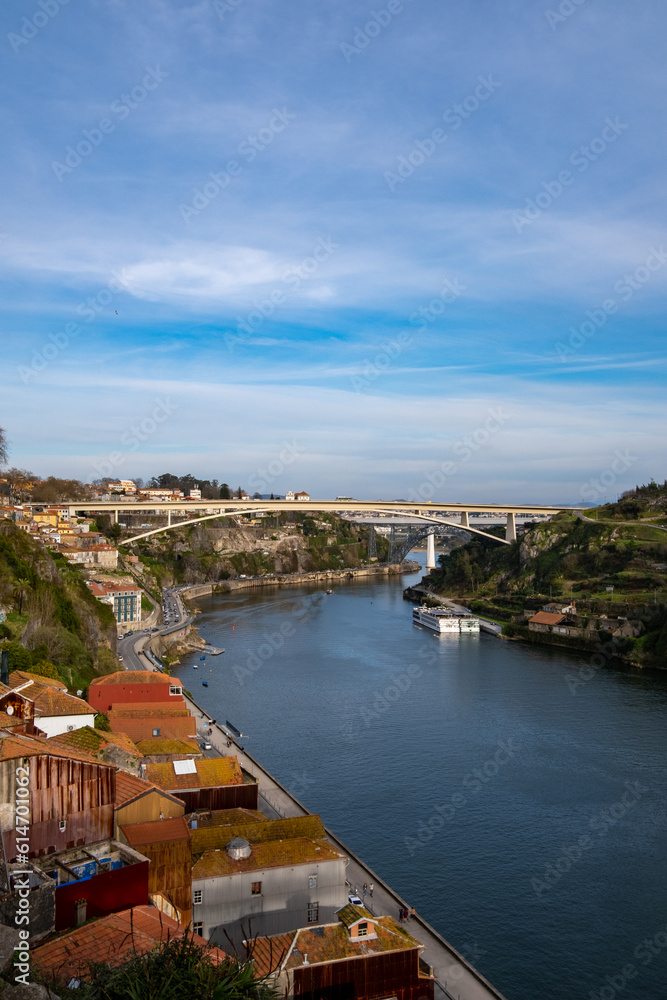 Explora la esencia de Oporto: sus callejones empedrados, icónicos ...