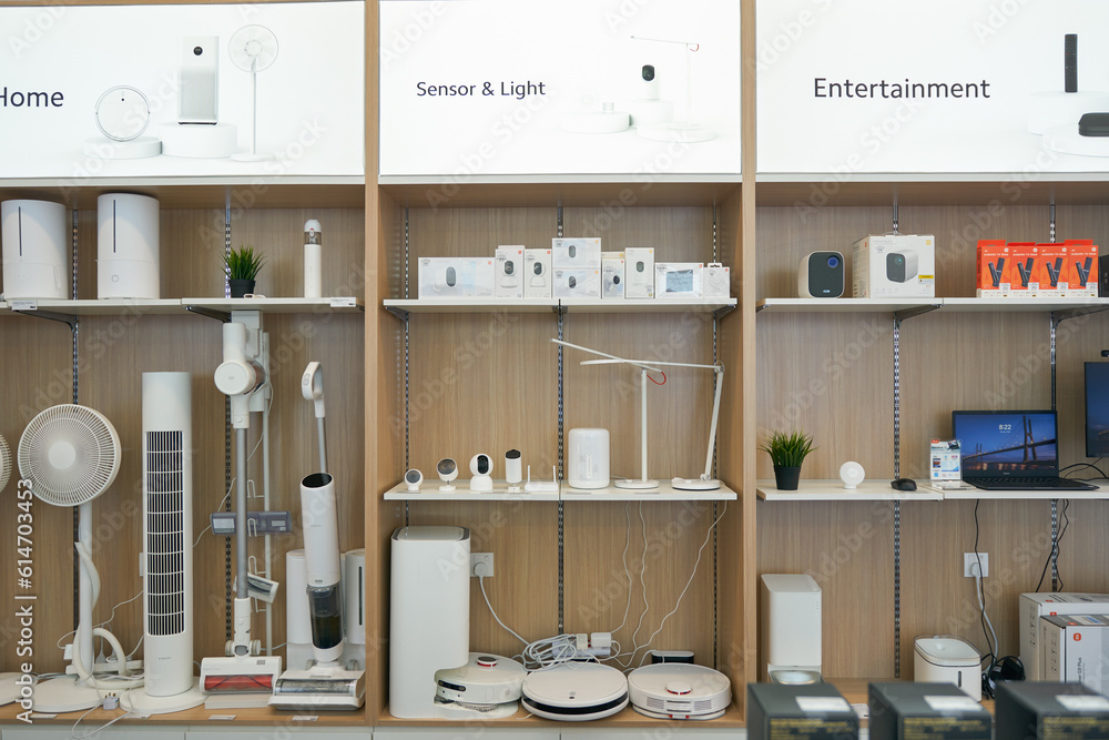 Foto de KUALA LUMPUR, MALAYSIA - MAY 27, 2023: goods on display at ...