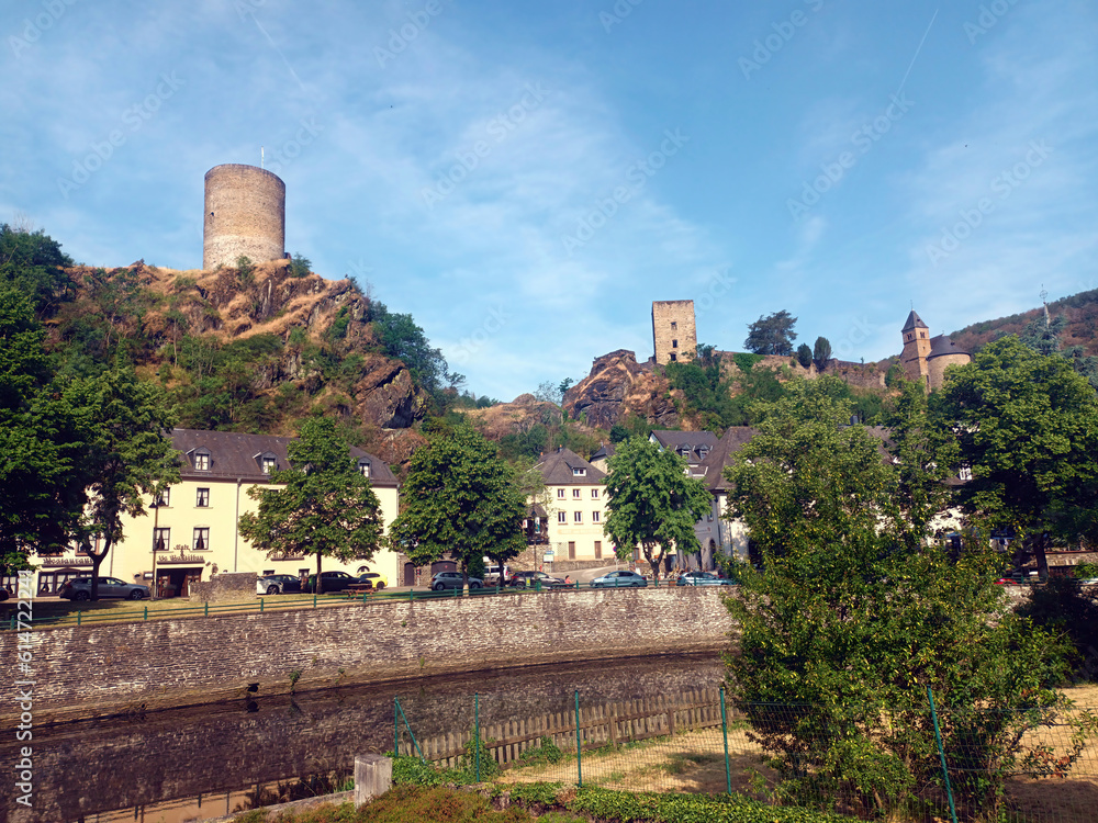 Burgruine von Esch an der Sauer (Esch-sur-Sure) im Kanton Wiltz in ...