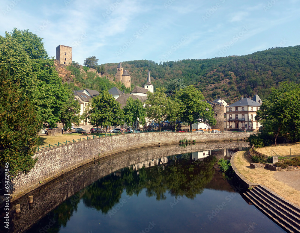 Fluss Sauer und Dorf Esch an der Sauer (Esch-sur-Sure) im Kanton Wiltz ...