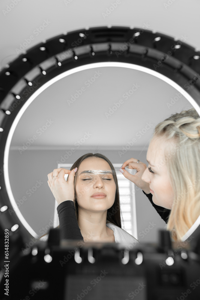 Look at this fascinating photo conveys eyebrow correction process to a ...