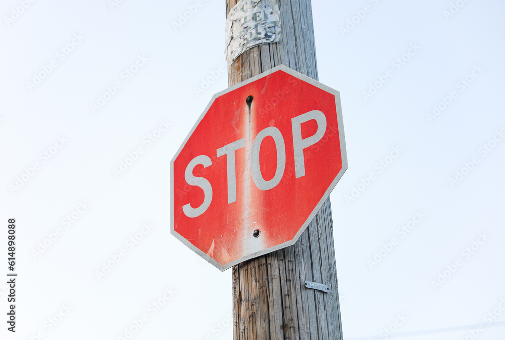 Foto de Vibrant red stop sign stands as a universal symbol of caution ...