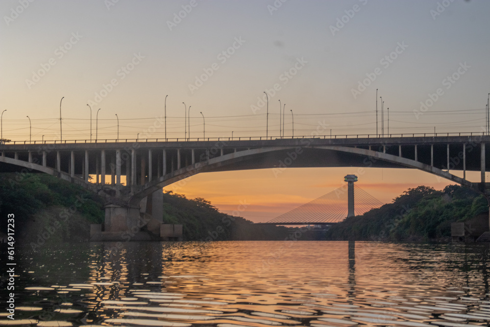 ponte estaida e ponte JK (Jucelino kubitschek ) vistas do meio do rio ...