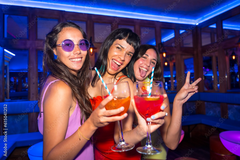 Foto de Portrait attractive women in a nightclub dancing with the ...