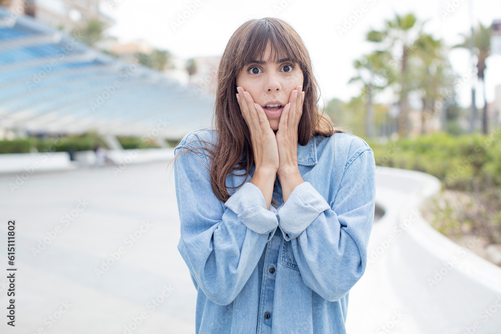 Foto de pretty young woman feeling shocked and scared, looking ...