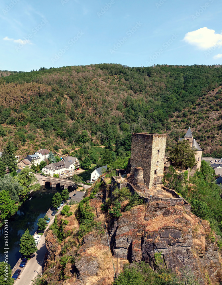 Burgruine von Esch an der Sauer (Esch-sur-Sure) im Kanton Wiltz in ...